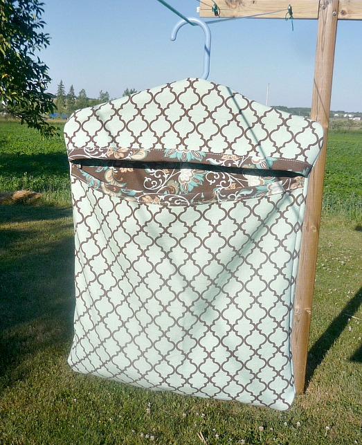 What You Need to Make A Crochet Clothespin Bag Pattern Free - mecrochet.com